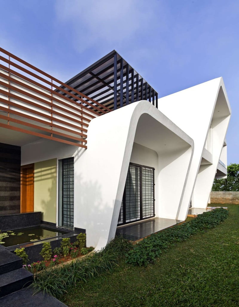 Modern house design with inner courtyard in Bengaluru, India - Kadva Corp
