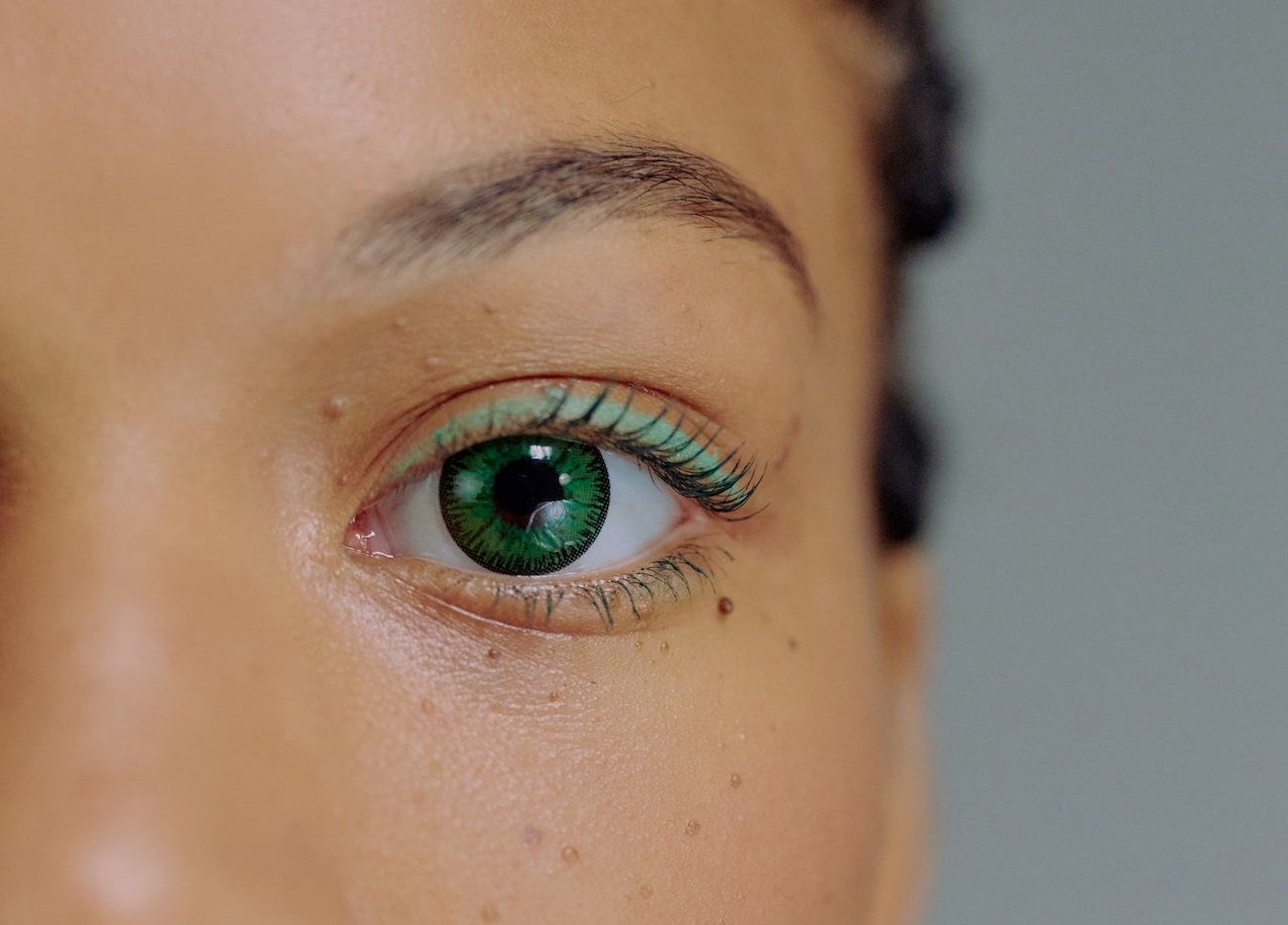 Tips for Wearing Coloured Contact Lenses with Sensitive Eyes - Kadva Corp